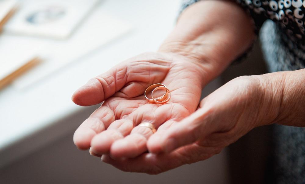 Twee trouwringen om één vinger